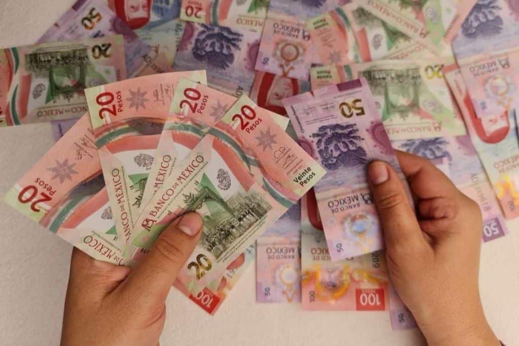 Precio del dólar abre la semana al alza en 20.15 pesos | El Momento Yucatán