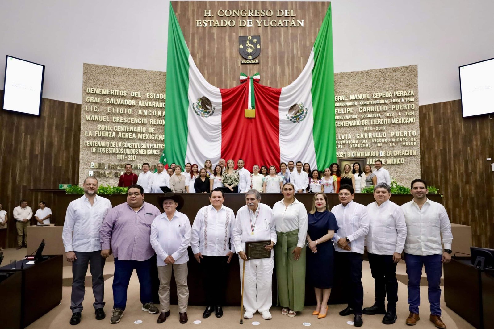 Ariel Avilés Marín recibe la Medalla “Héctor Victoria Aguilar” por su ...