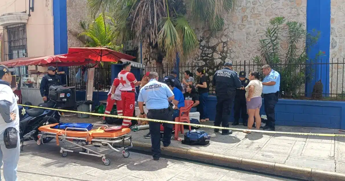 Vehículo se impacta contra puestos y fachada en San Juan en el centro ...